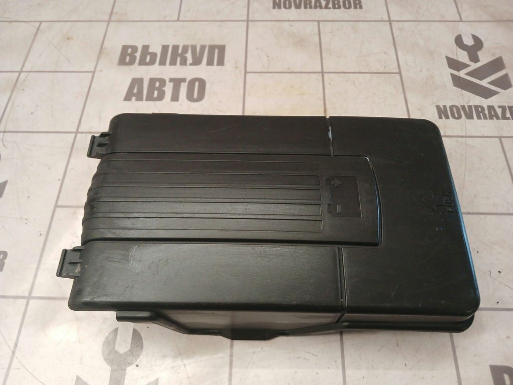 Крышка аккумулятора VW Golf 5 03-09