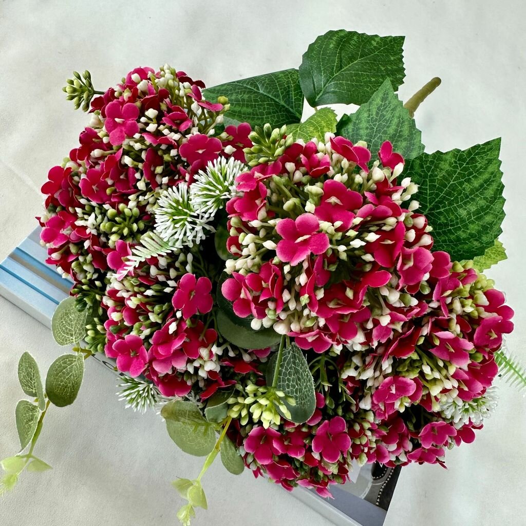 Viburnum macrocephalum fortune flower с реалистичным дизайном для украшения мероприятия магента