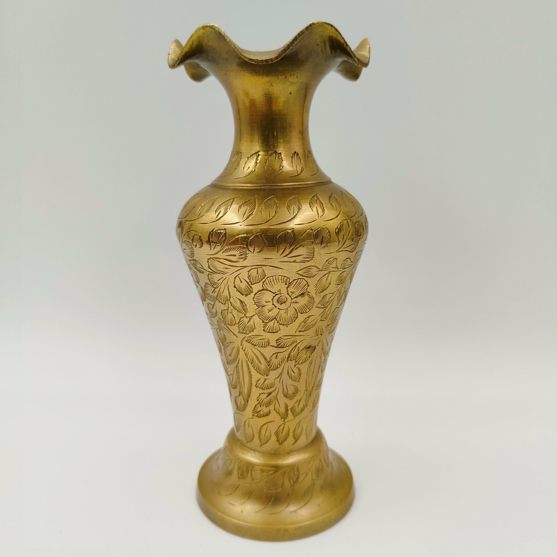 Ваза, декорированная растительным декором, металл, резьба, Индия, 1970-1990 гг.