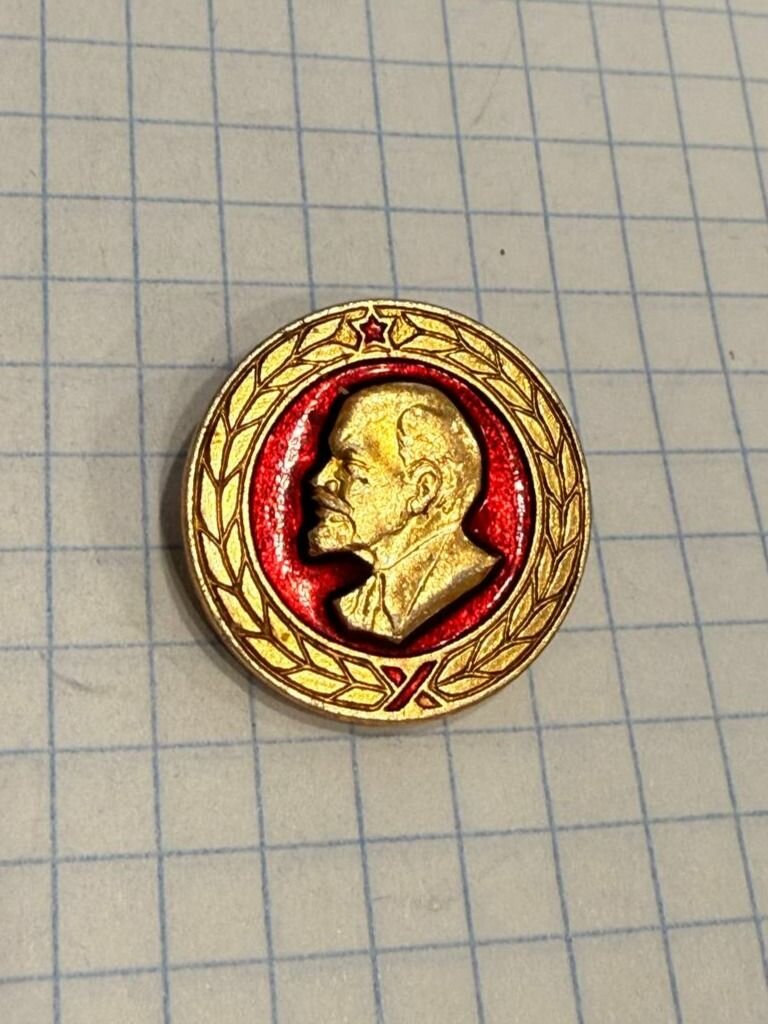 Значок с профилем Ленина в лавровом венке