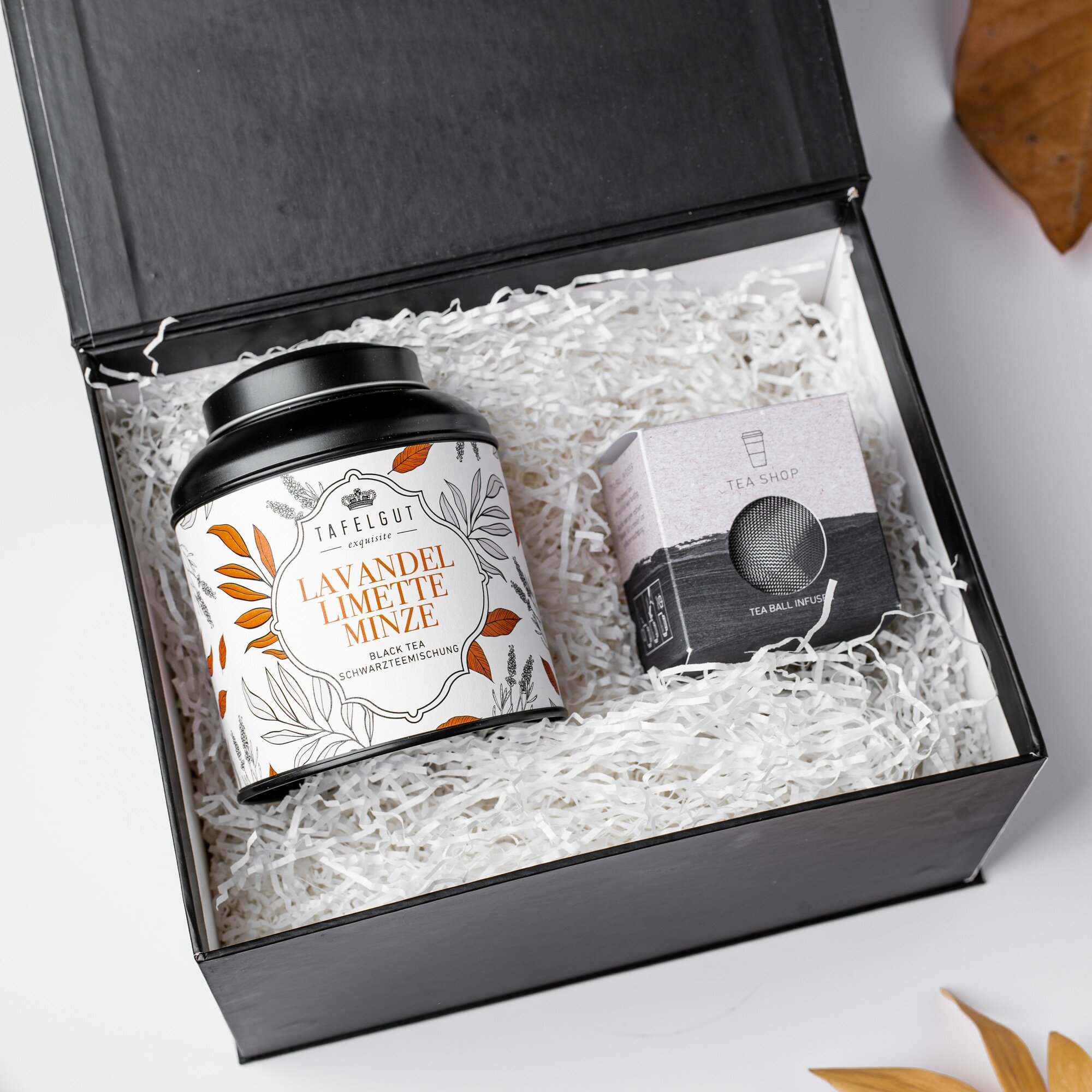 Подарончый набор из чёрного чая "Lavandel limette minze" и ситечка в чёрной матовой коробке