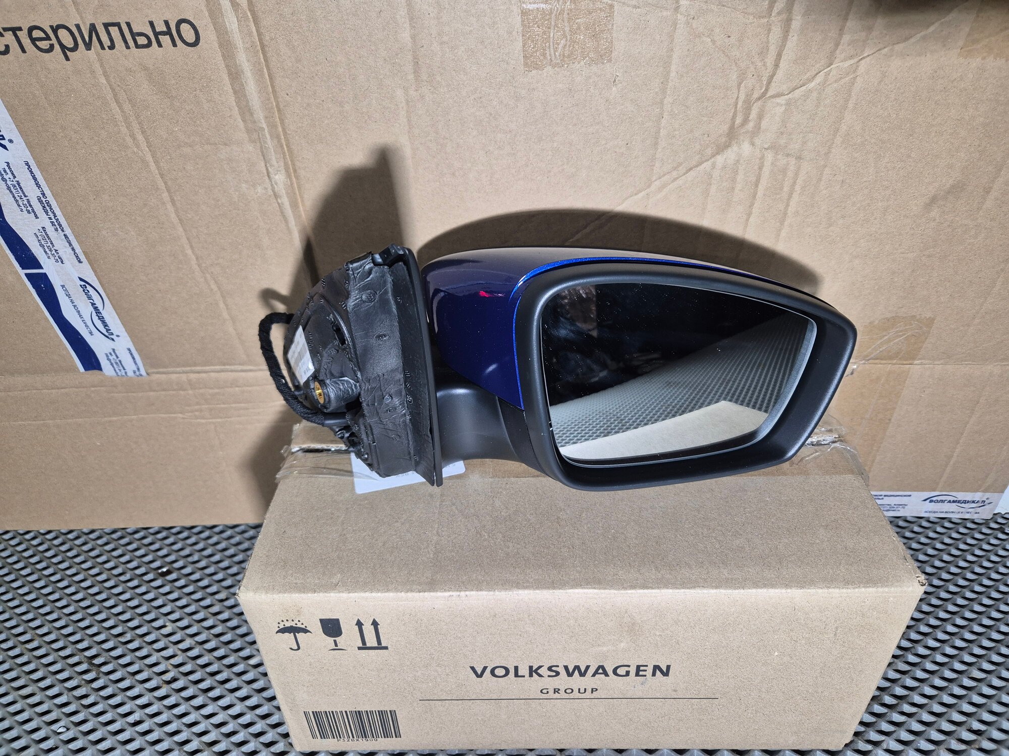 Зеркало правое Skoda Rapid, Volkswagen Polo 6 синее оригинал электро