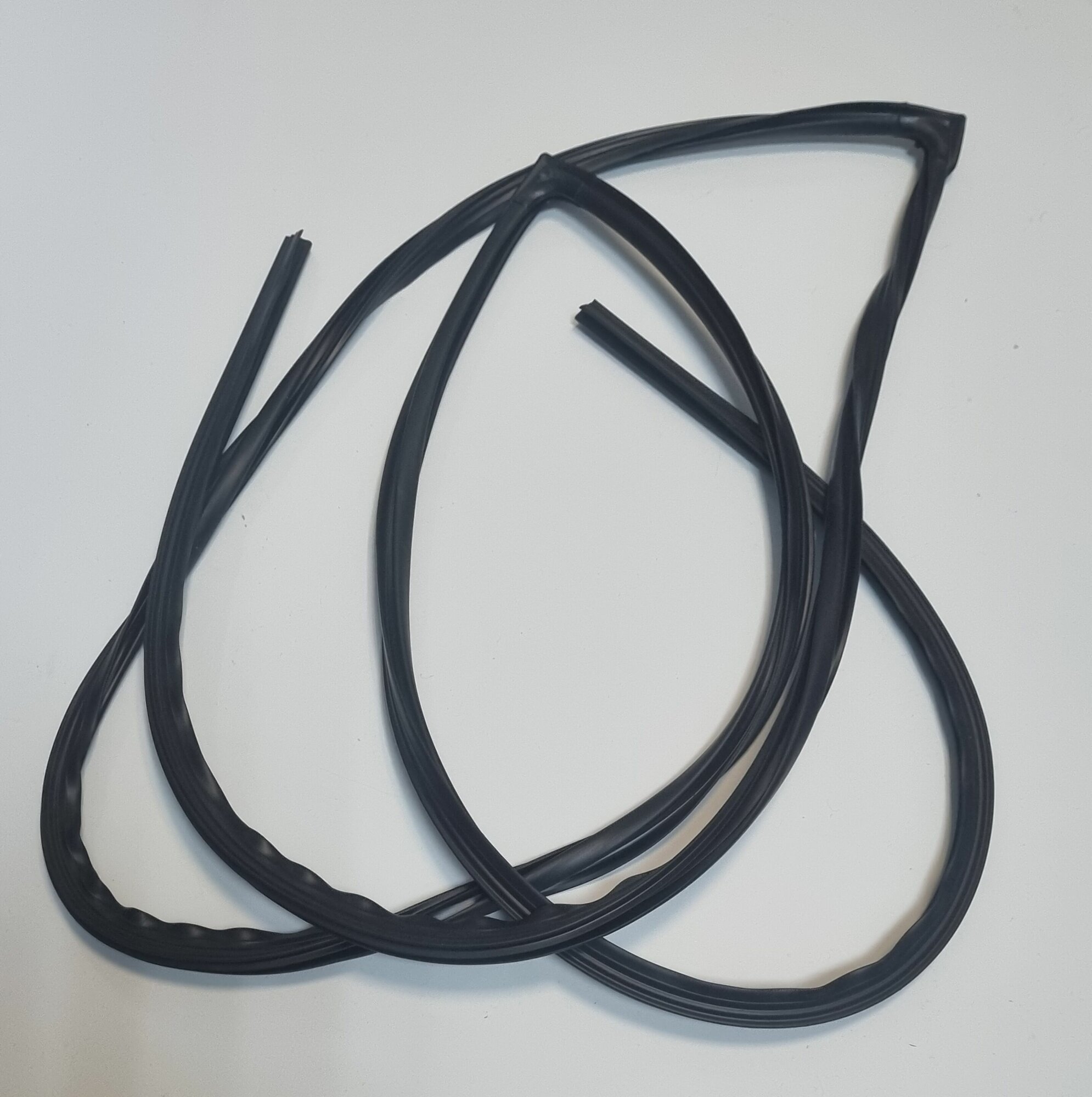 Уплотнитель лобового стекла CHERY Vortex Estina [2.0 16V 5MT седан]