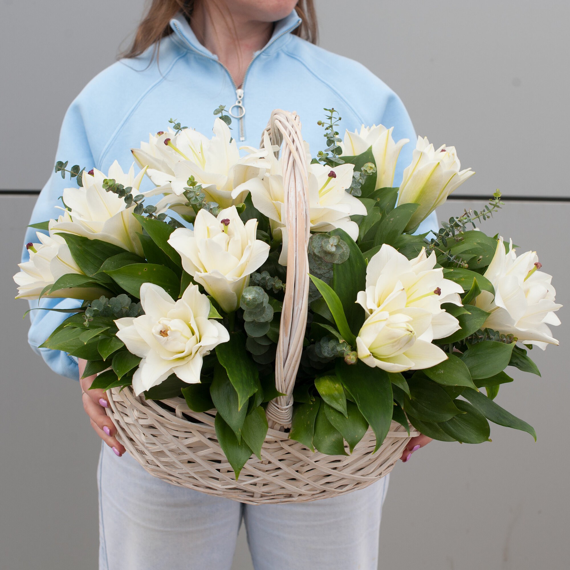 Корзина из белых махровых восточных лилий "Шардонэ"