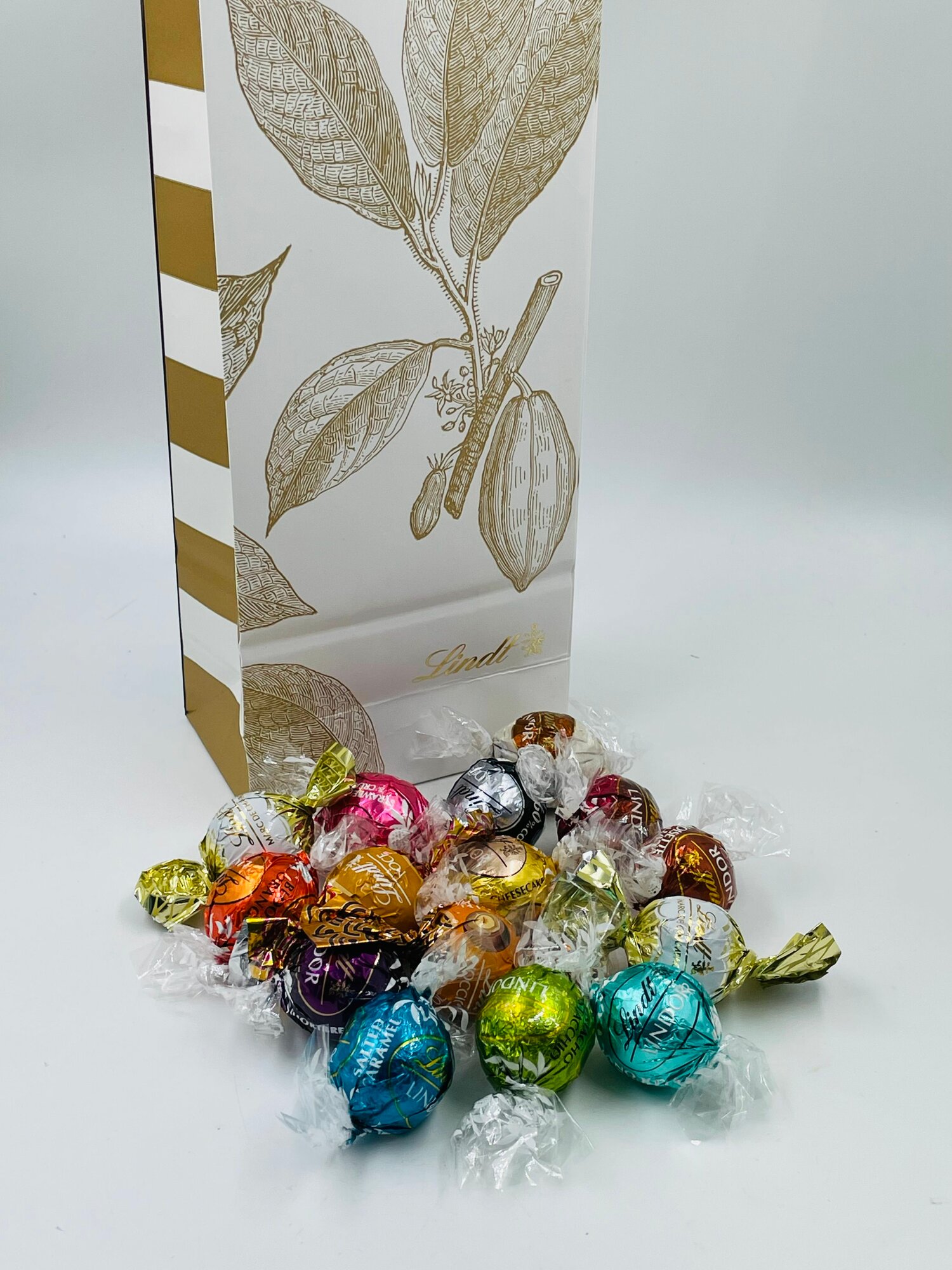 Шоколадные конфеты Lindt LINDOR ассорти вкусов, молочный/белый/темный шоколад, 200 г