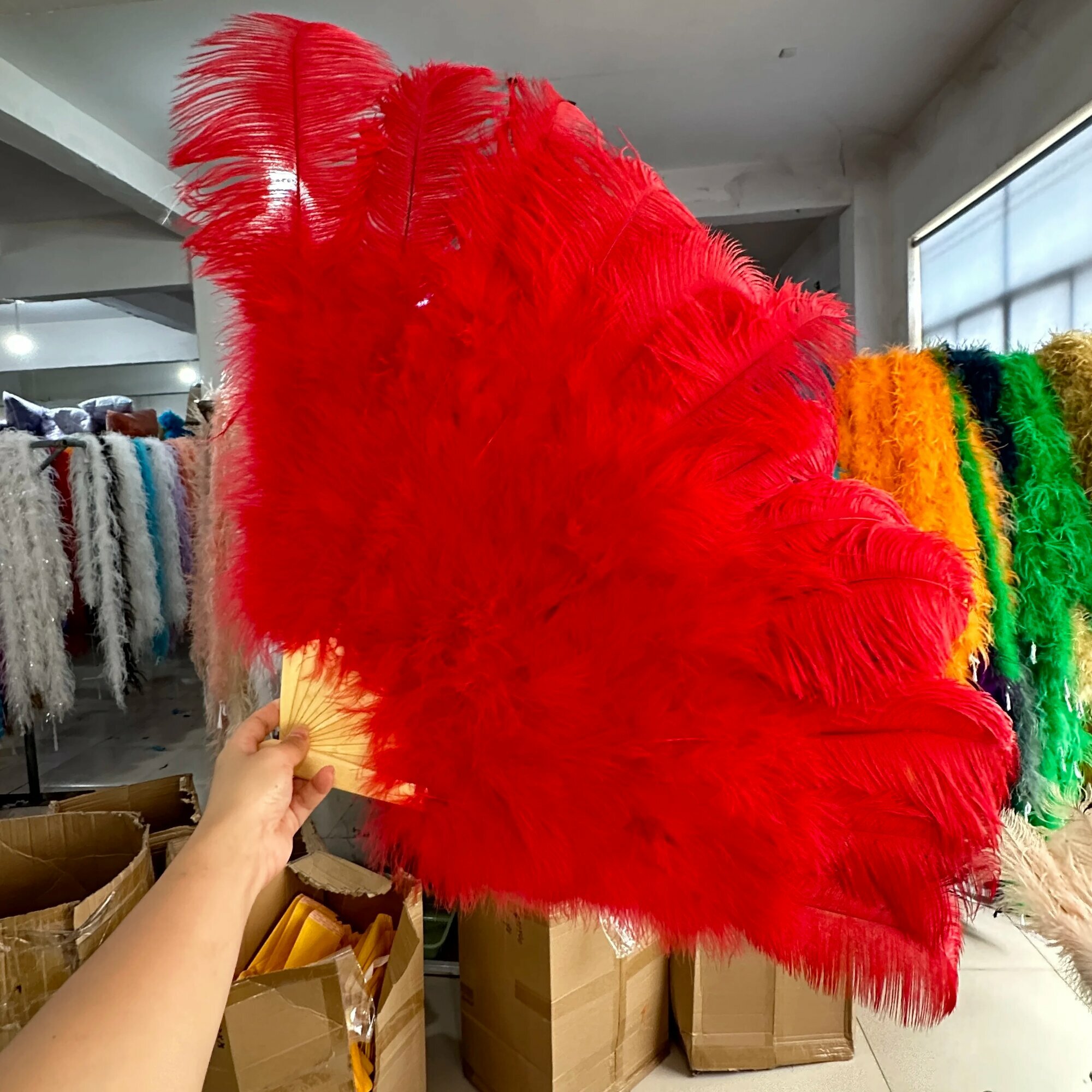 Розовый индивидуальный веер из страусиных перьев 13 костей Красный, Красный, 100cm Left 1pcs