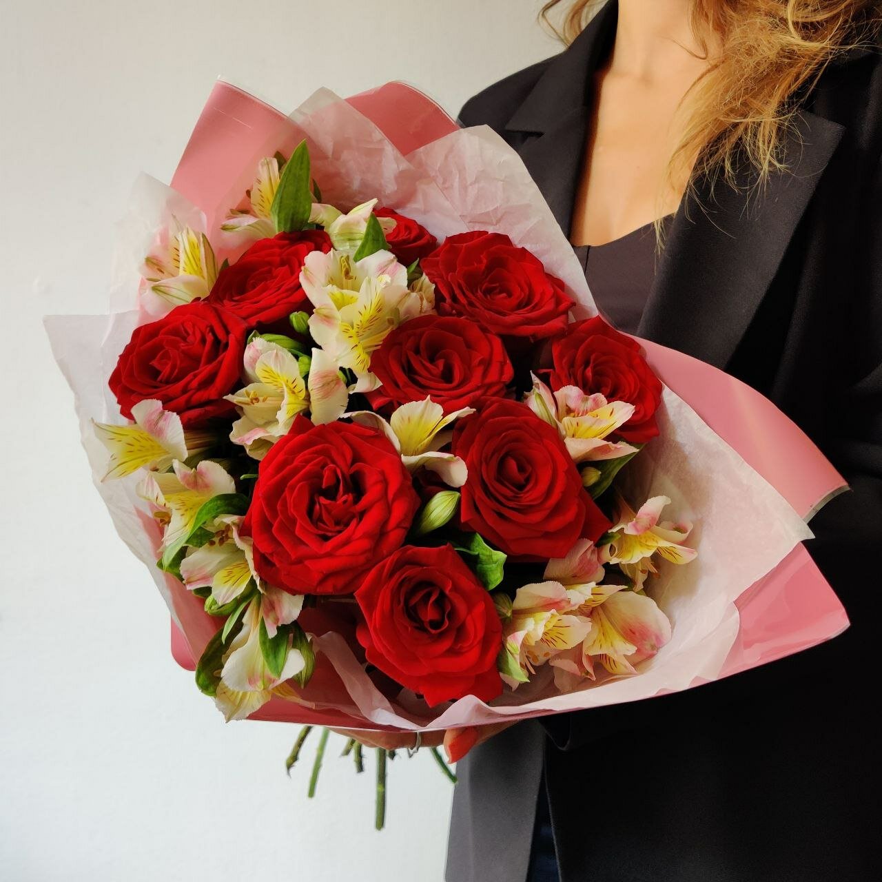 Букет "Алые Розы и Альстромерии", 17 цветков, высота 50 см, оформление пленкой, 2 упаковки