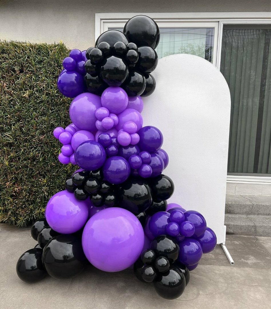 Фотозона из фиолетовых и черных шаров в стиле Уэнсдей