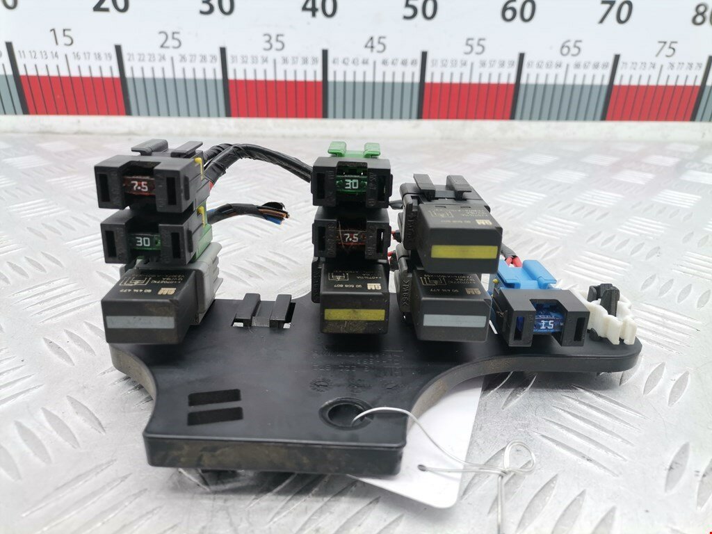 Блок предохранителей Opel Astra H 13222872 арт. 1931576