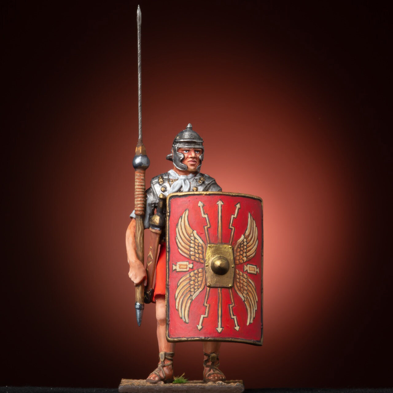 Оловянная миниатюра Римский легионер, марширующий с пилумом на плече (правая нога впереди) (1.5-002)