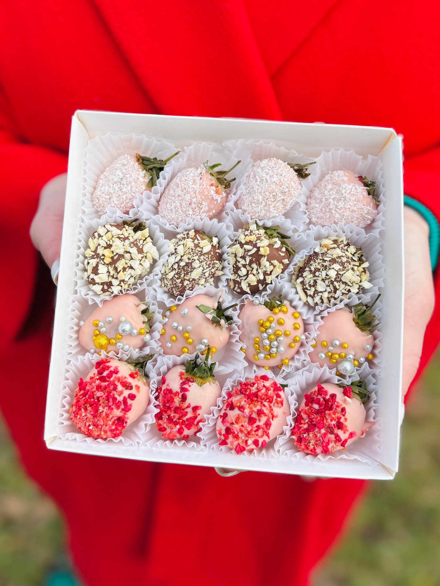 Клубника в бельгийском шоколаде с малиной и голубикой «Конфетти», сладкий подарок