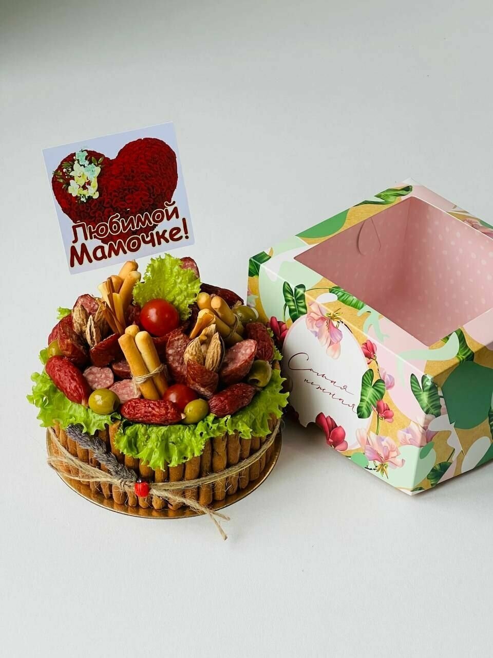 Подарок маме бенто тортик из колбасок/ Колбасный букет / Съедобный букет