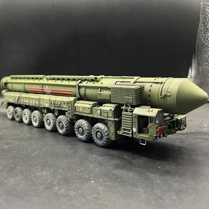 Сборная модель 1/35 российской межконтинентальной баллистической ракеты Тополь-М (РТ-2ПМ2) с металлическими опорами, подвижными колёсами и частичной внутренней детализацией