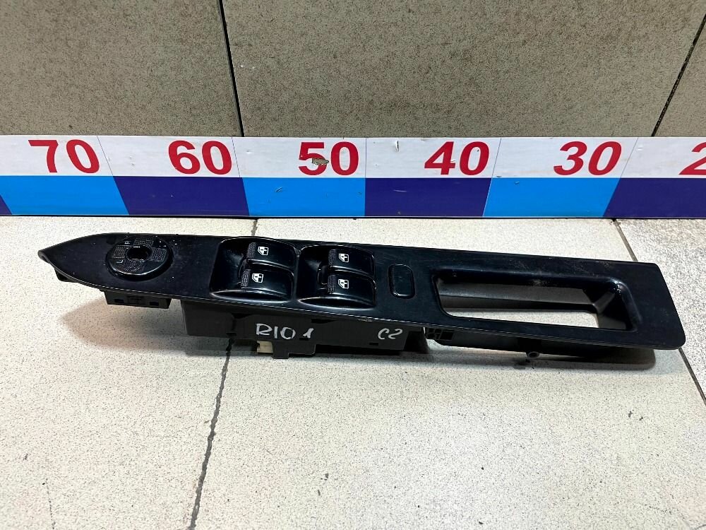 Блок управления стеклоподъемниками Kia Rio I 93570FD31001