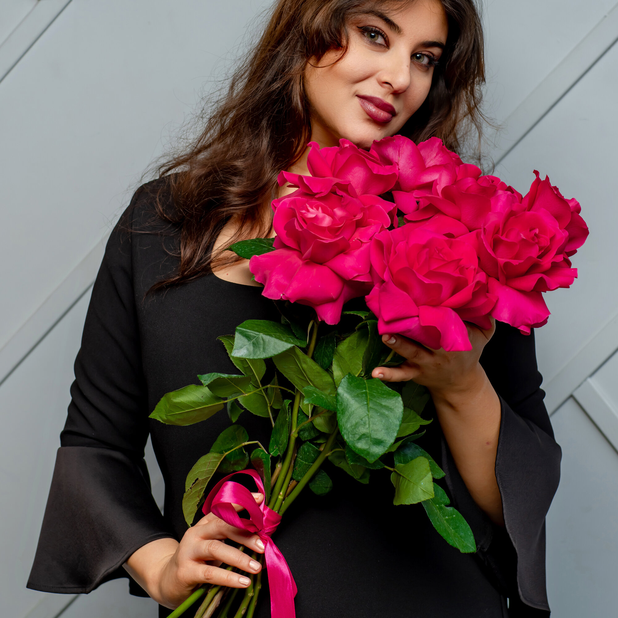 Букет живых цветов Flor-Pro Flowers из 7 малиновых эквадорских роз Пинк Флойд с атласной лентой