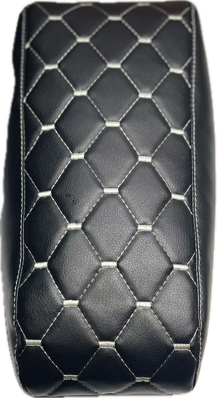 Чехол на штатный подлокотник Лада Веста (белая нить Рубин)