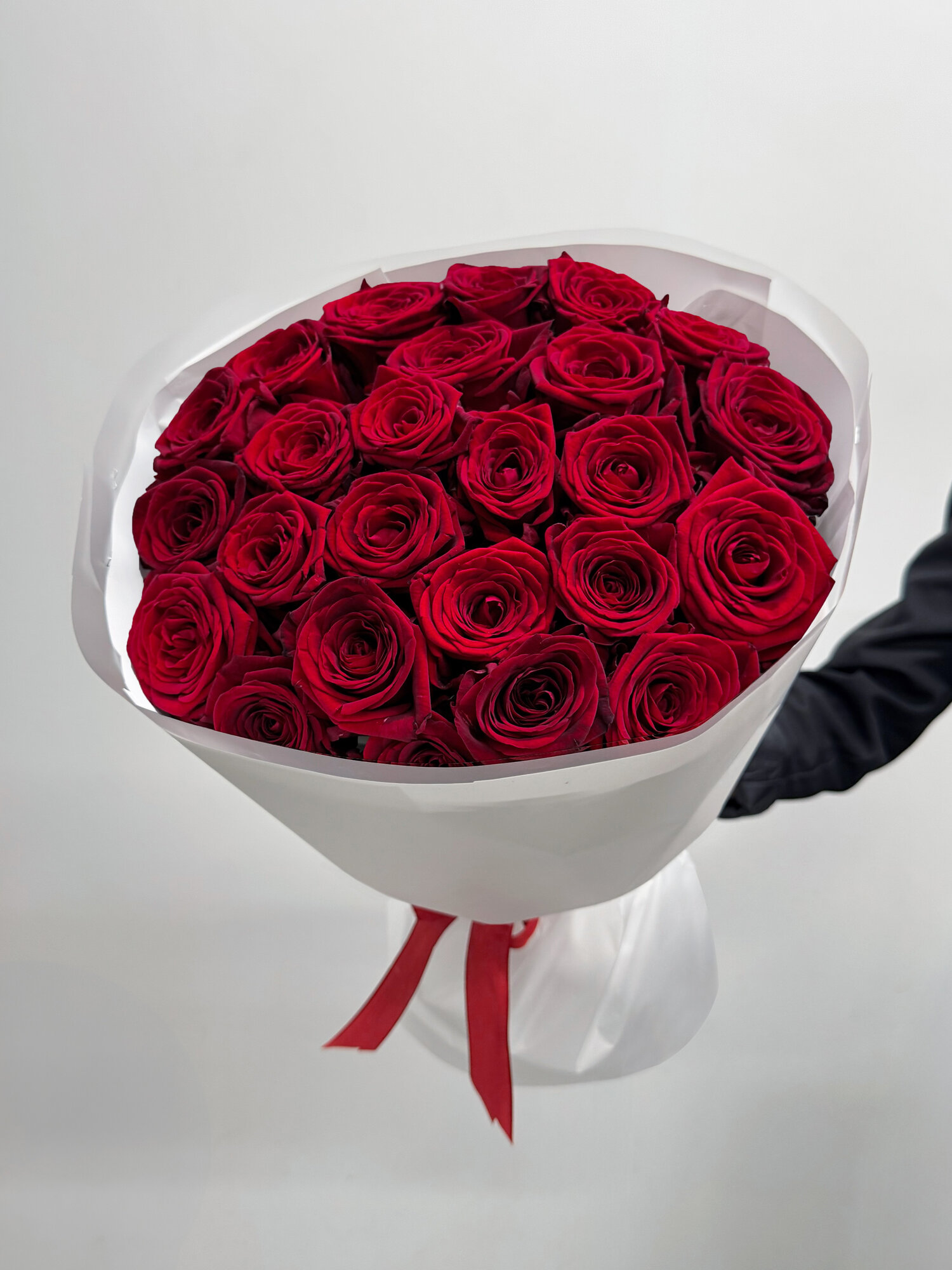 Букет живых цветов, красные розы 25 шт. 50 см. "Ред наоми" в упаковке, Флау Стор