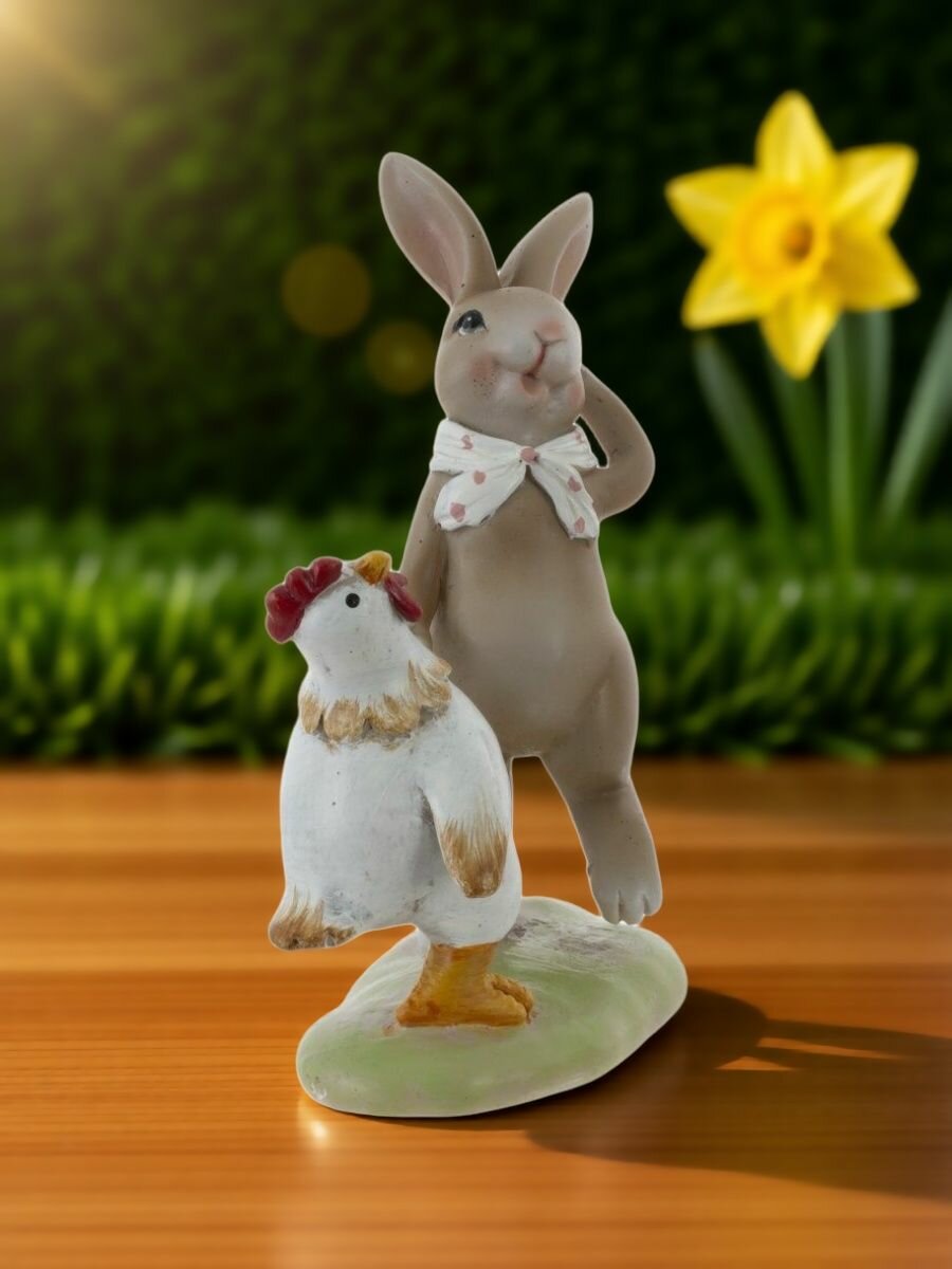 Фигурка декоративная Astrid TRADING HOUSE "Заяц пляшет с курицей", 10 см, полистоун