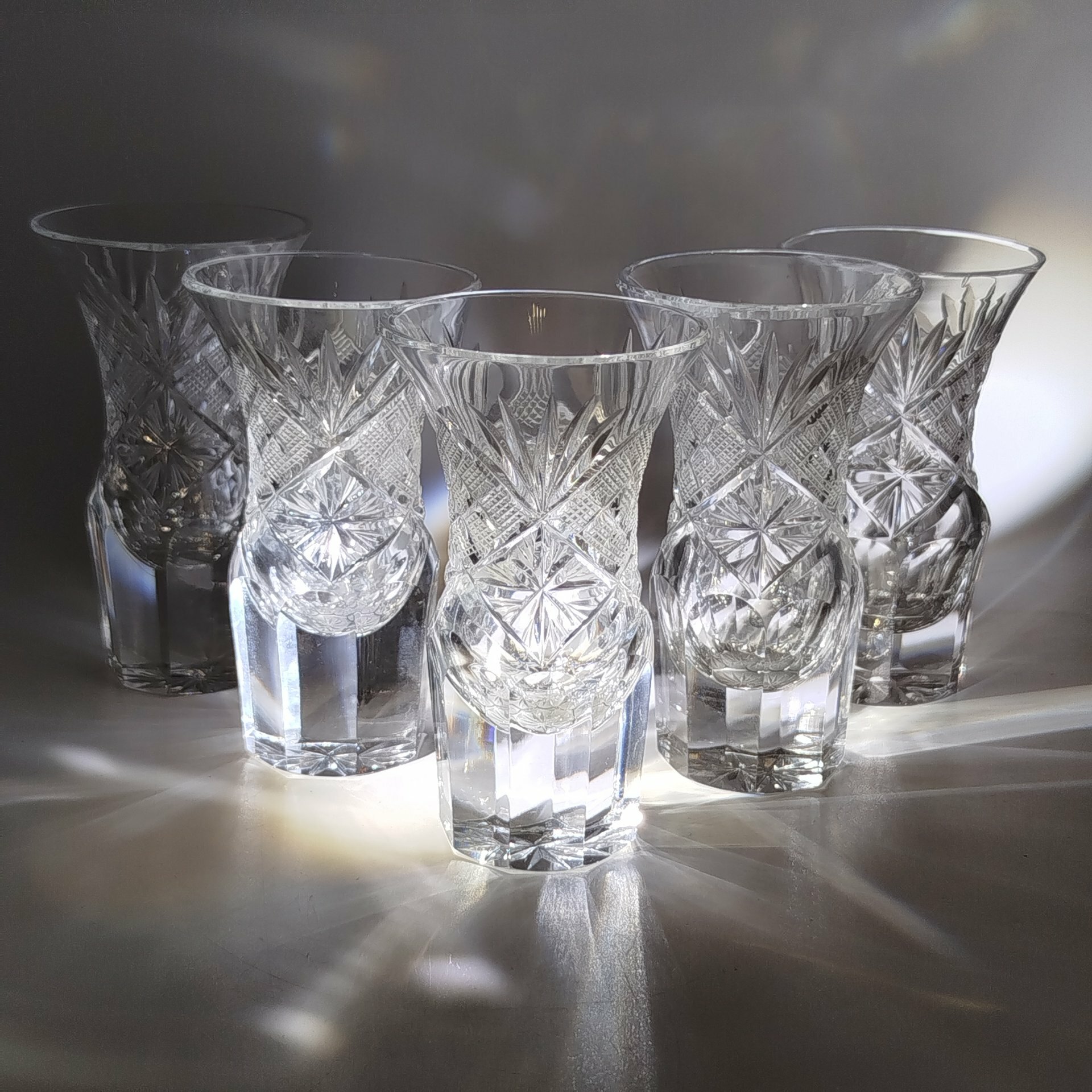 Набор из 5-ти стопок с массивными гранёными ножками с растительным декором