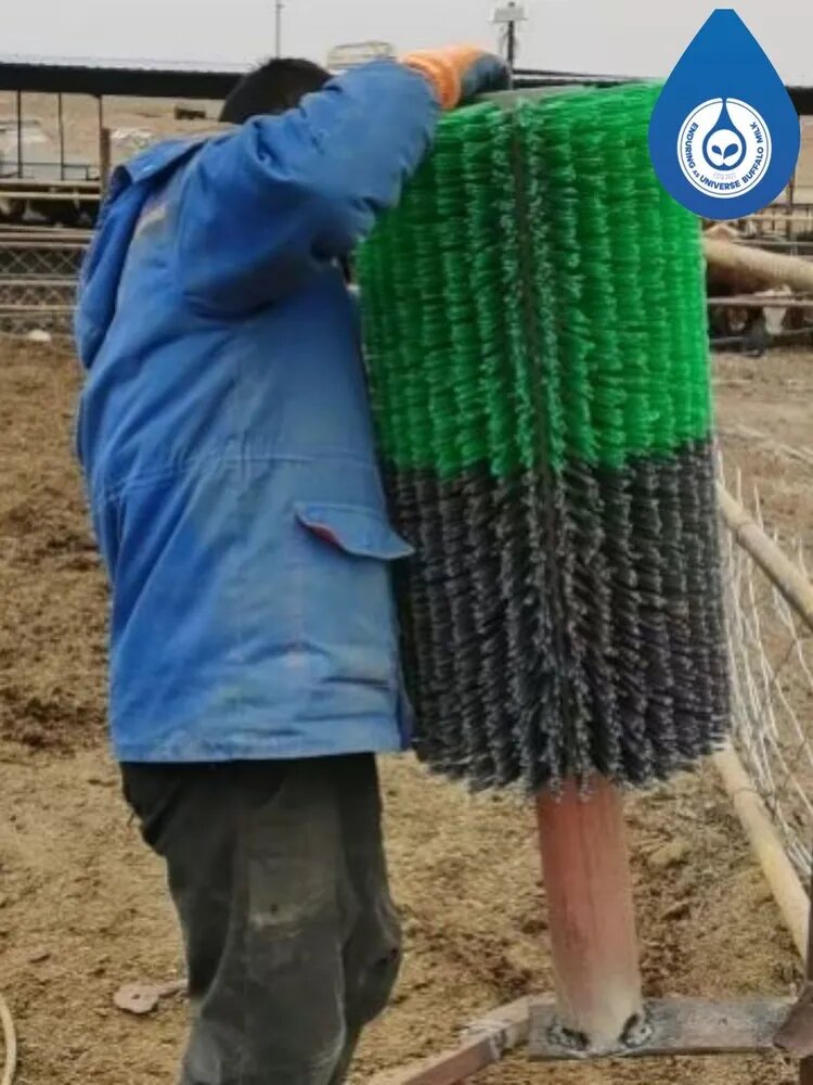 Щетка для чесания скота 435 мм для КРС Пластик Малиновый синий белый