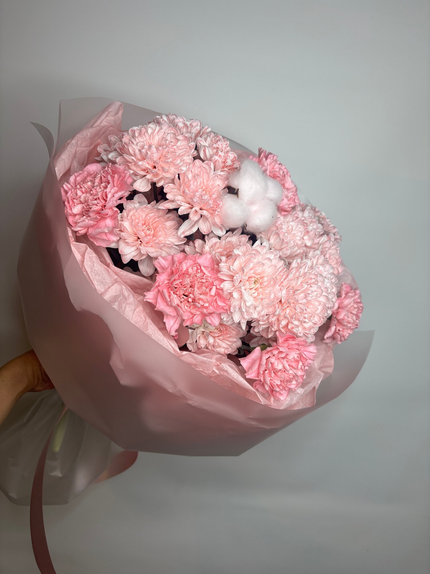 Букет из пышной кустовой хризантемы , диантусов и хлопка