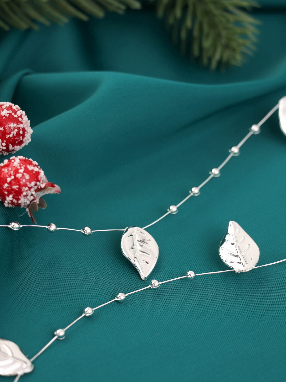 Бусы на ёлку "Листья", длина 2 м, d=12 мм, серебристые, стиль: датский