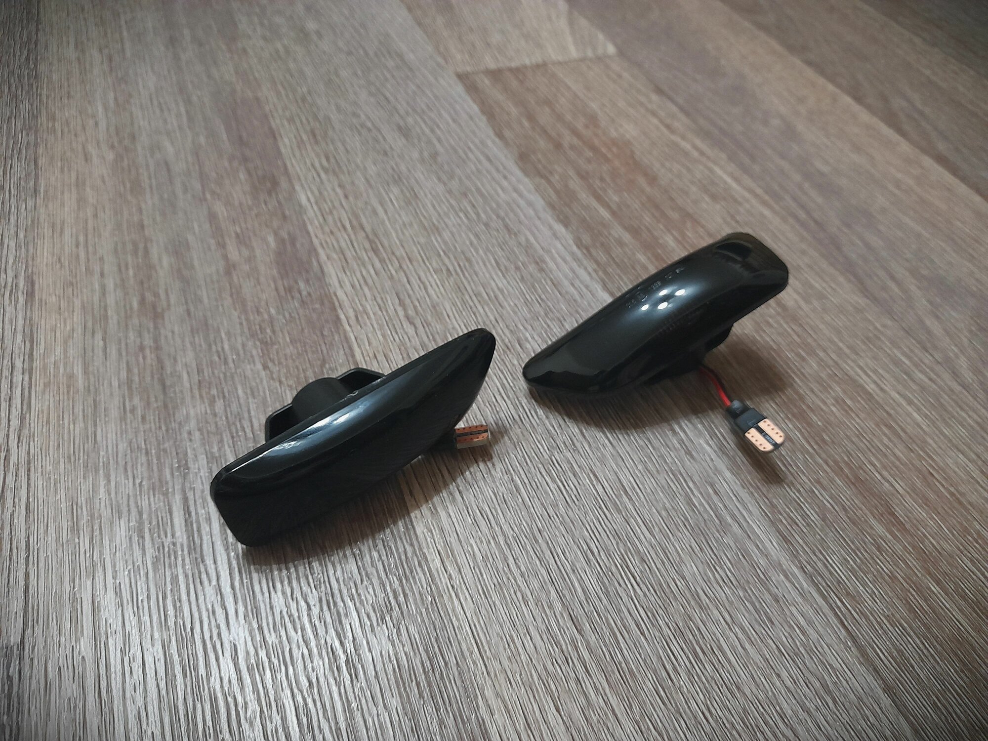 Поворотники динамические в крылья чёрные диодные LED на Volvo Вольво S60 V70 XC90 S80 XC70 (1998-2007 г. в.)