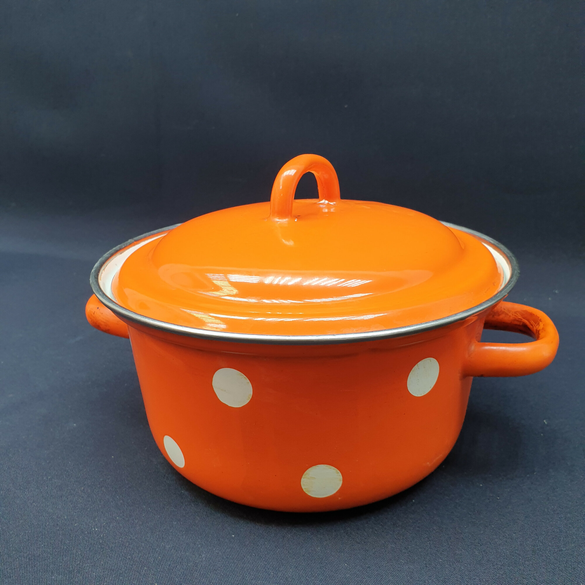 Винтажная эмалированная кастрюля 1,5 литра, крытье, следы времени СССР.