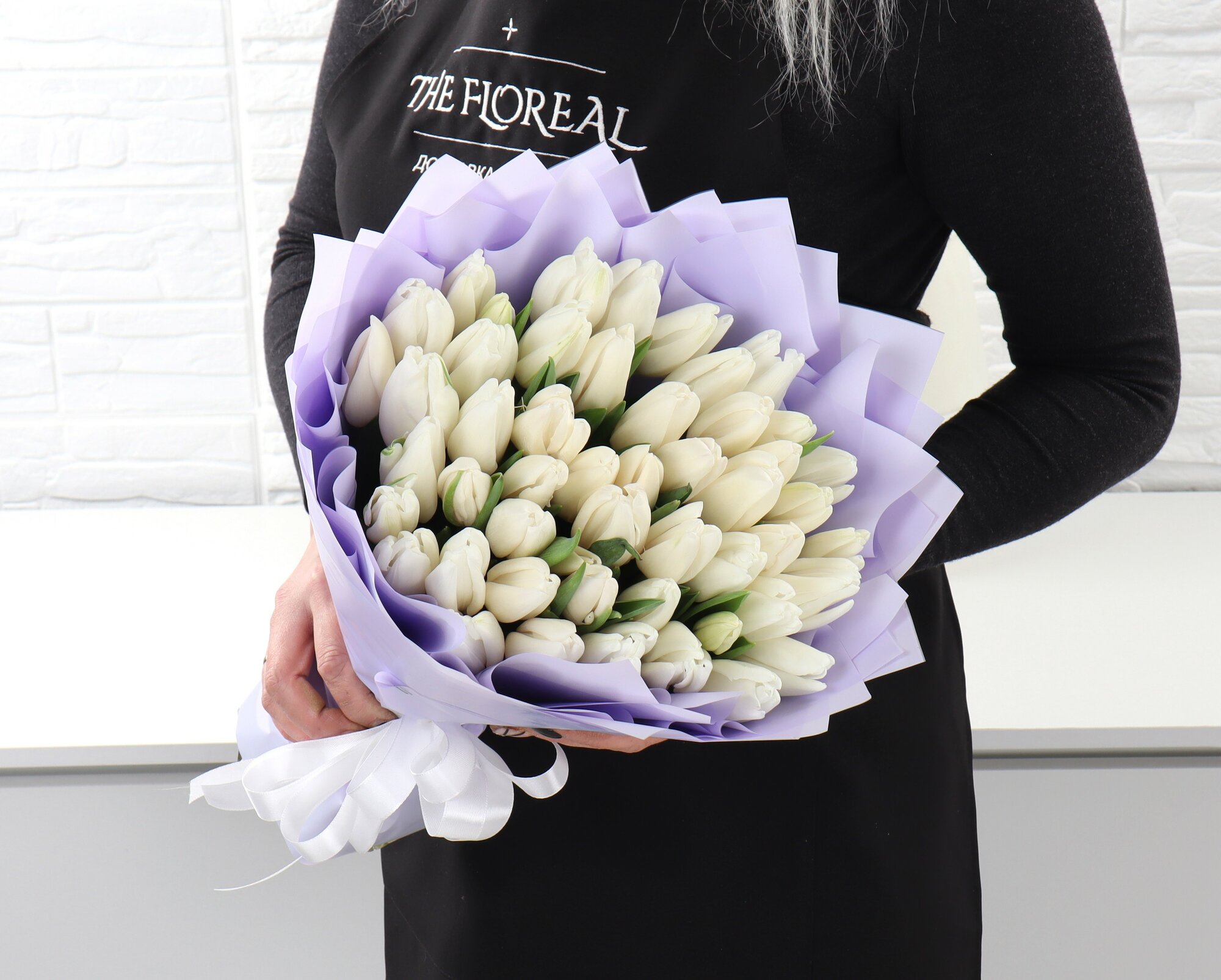 Монобукет THE FLOREAL, 51 тюльпан, белый, в упаковке с бантом