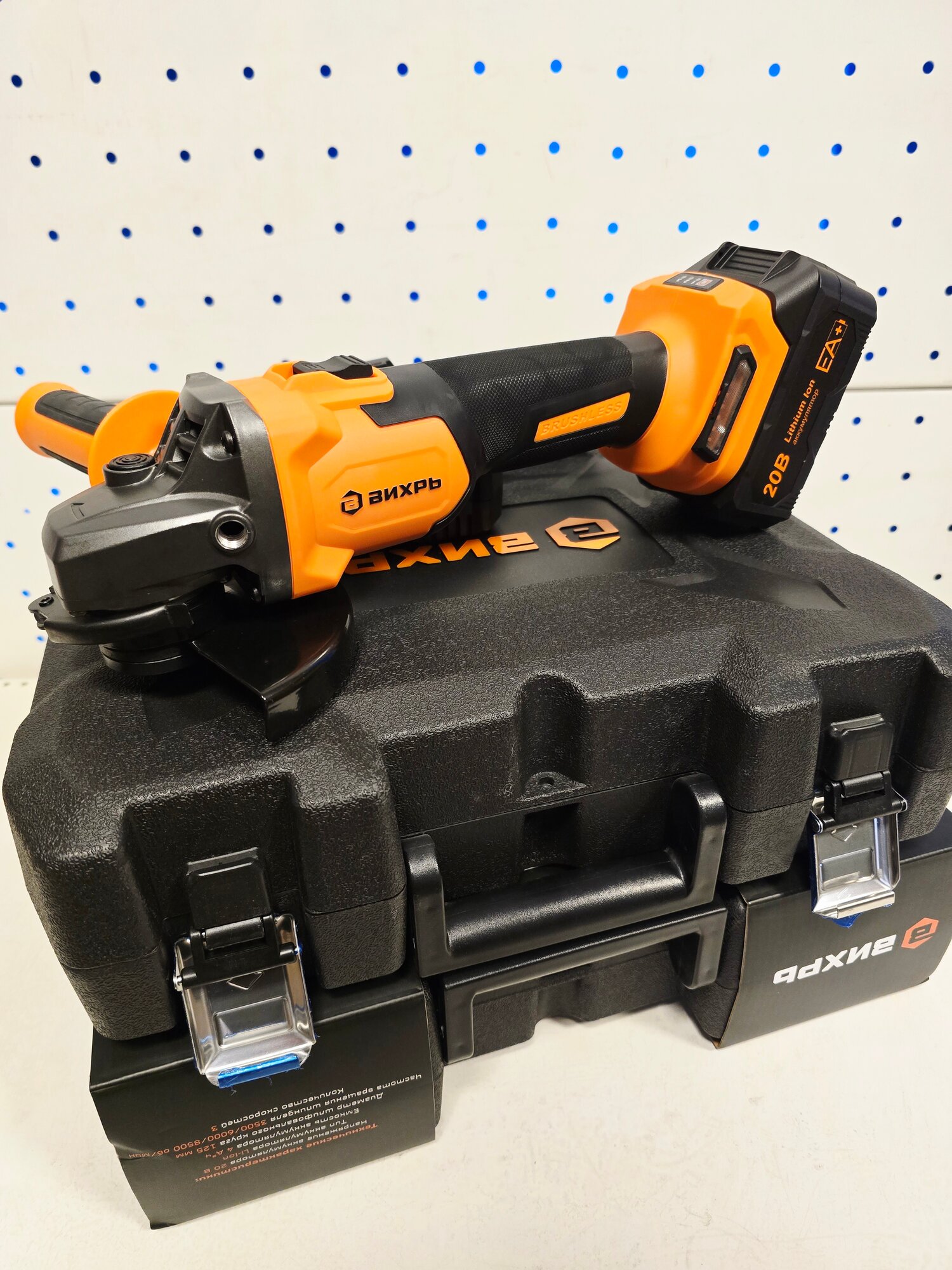 Аккумуляторная бесщеточная УШМ болгарка Вихрь АУШМ-125/20LI-R 20В 1х4Ач, кейс, ЗУ, плавный пуск, 8500об/мин