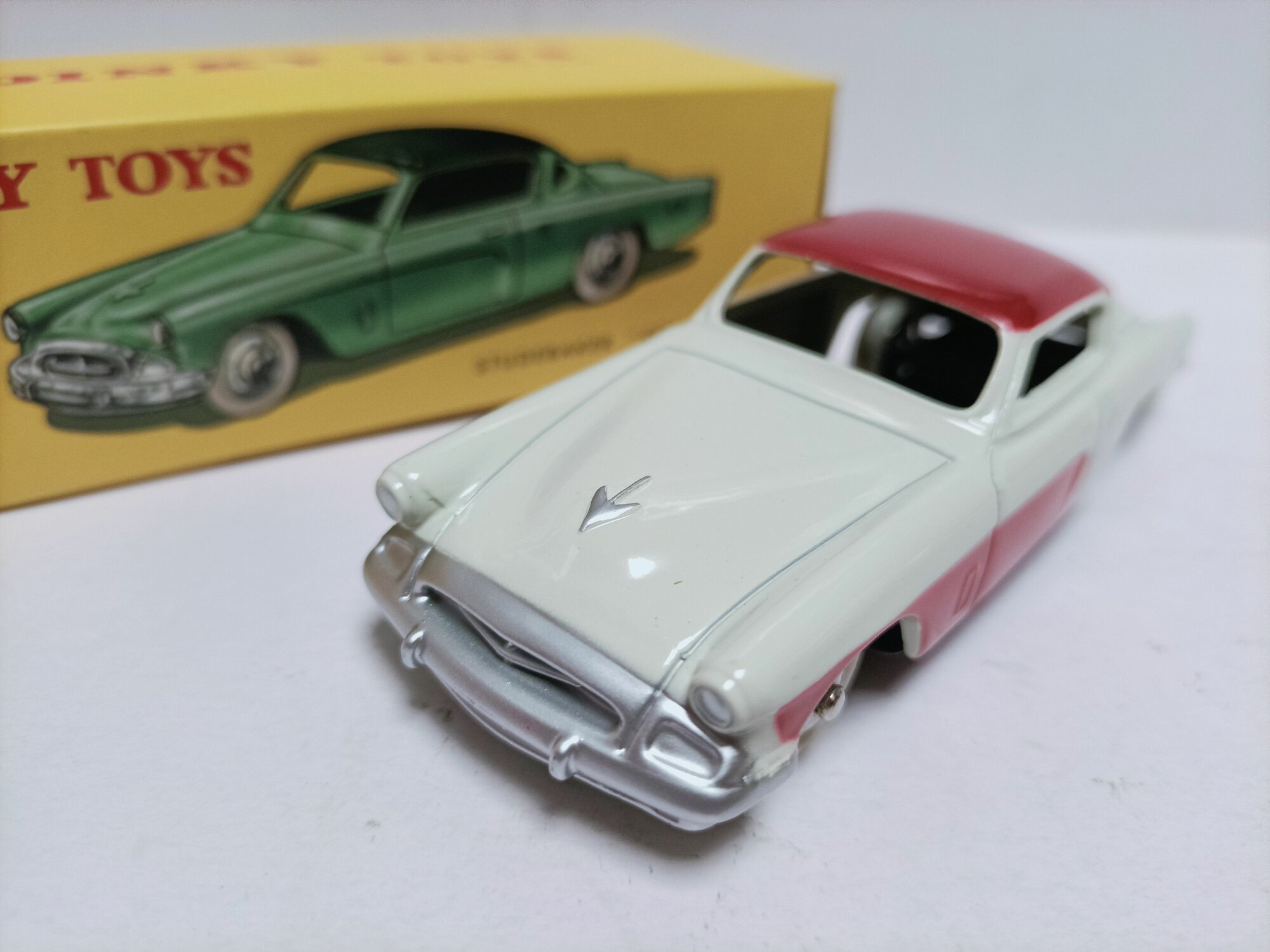 Модель автомобиля Dinky 1:43 Studebaker Commander, 1953 год
