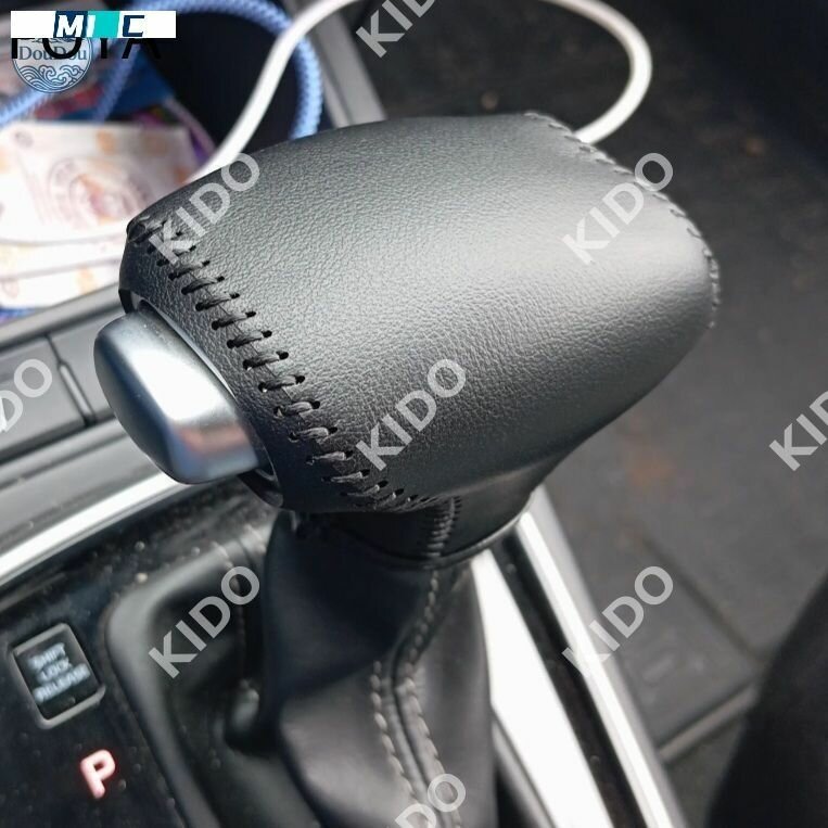 Эксклюзивный чехол для селектора АКПП, выполненный из натуральной кожи с прострочкой черной нитью, предназначен для моделей Kia Rio 4 20172023, включая XLine 20172020, а также Kia Rio 5 20202023.