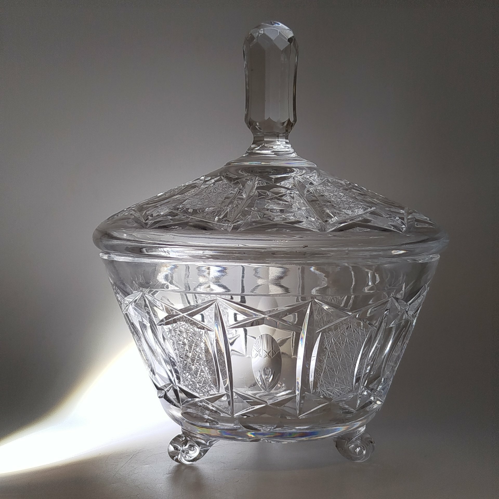 Ваза-конфетница на фигурных ножках с крышкой, хрусталь, алмазная грань, Европа