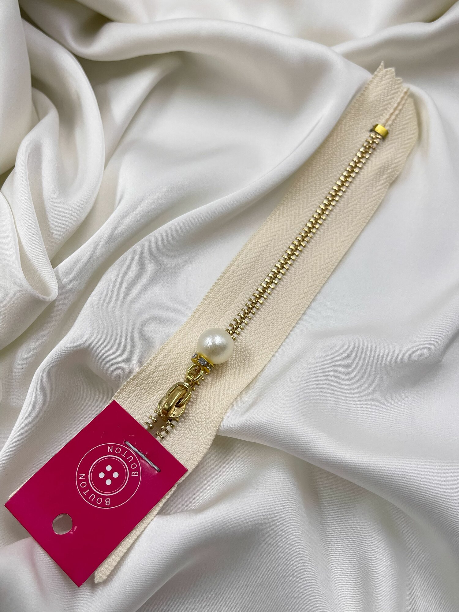 Молния неразъемная светло-бежевая с жемчугом 15 см