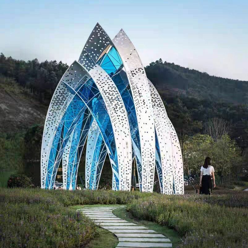 Индивидуальная скульптура из нержавеющей стали для использования на открытом воздухе, крупномасштабное абстрактное художественное изделие из металла для украшения площади кампуса.