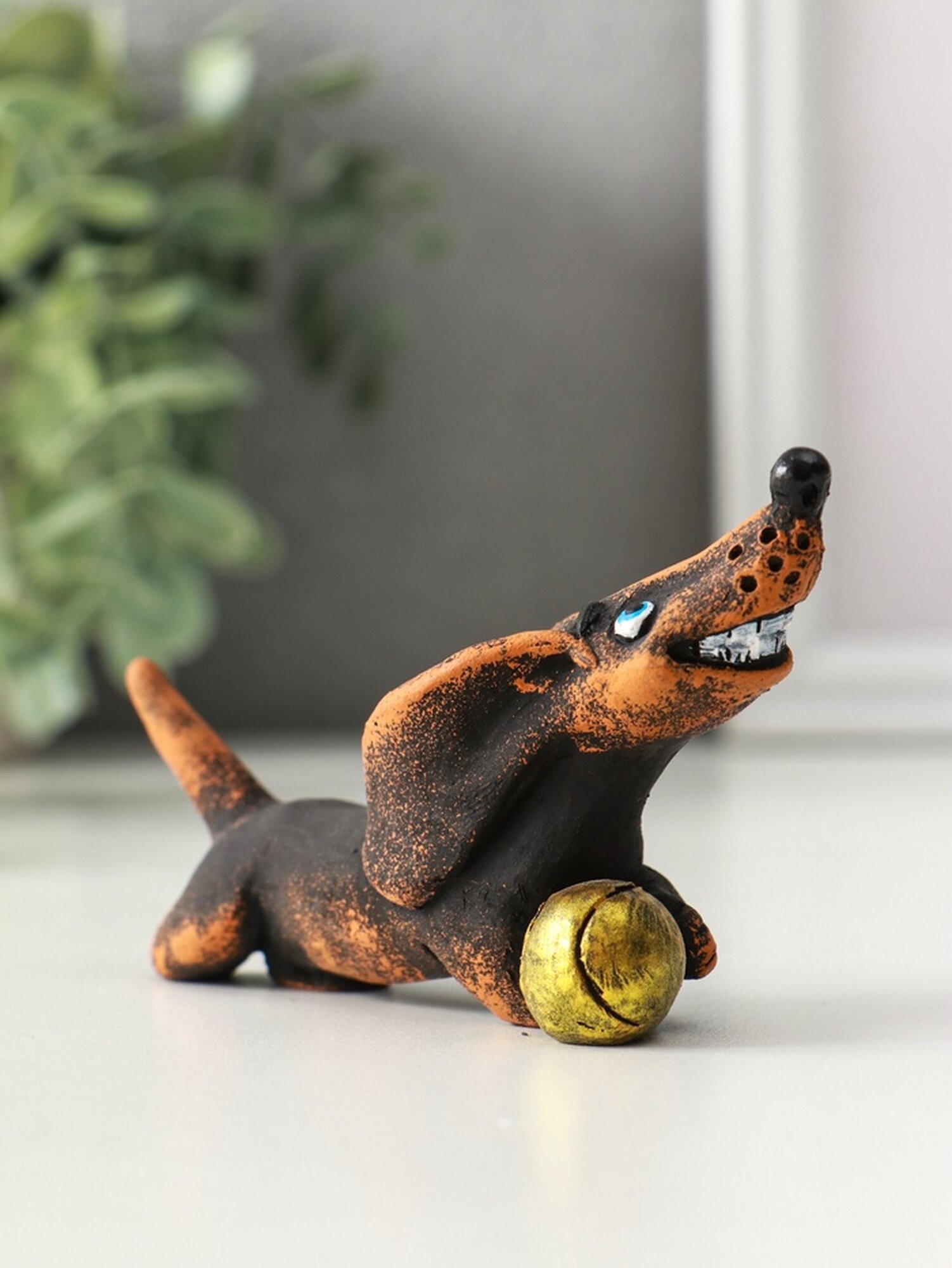 Статуэтка "Такса с мячом", полистоун, коричневая, 4,5x9x4,3 см