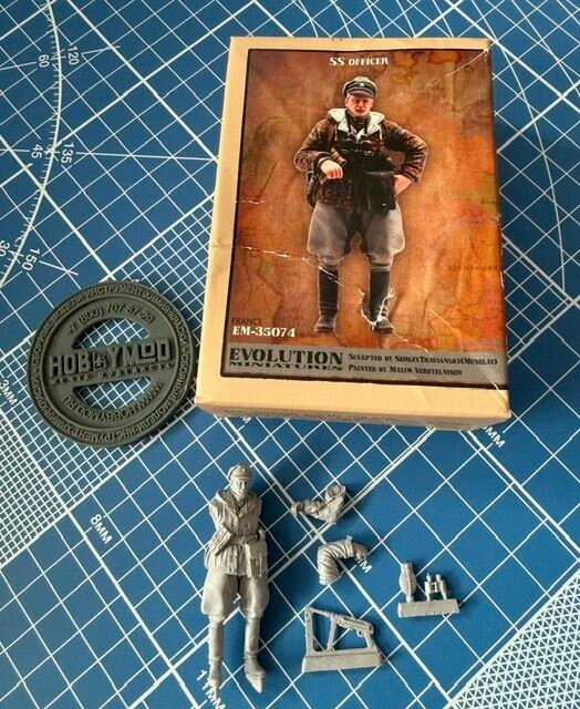 EM-35074 Фигурка для самостоятельной росписи 1:35 SS officer