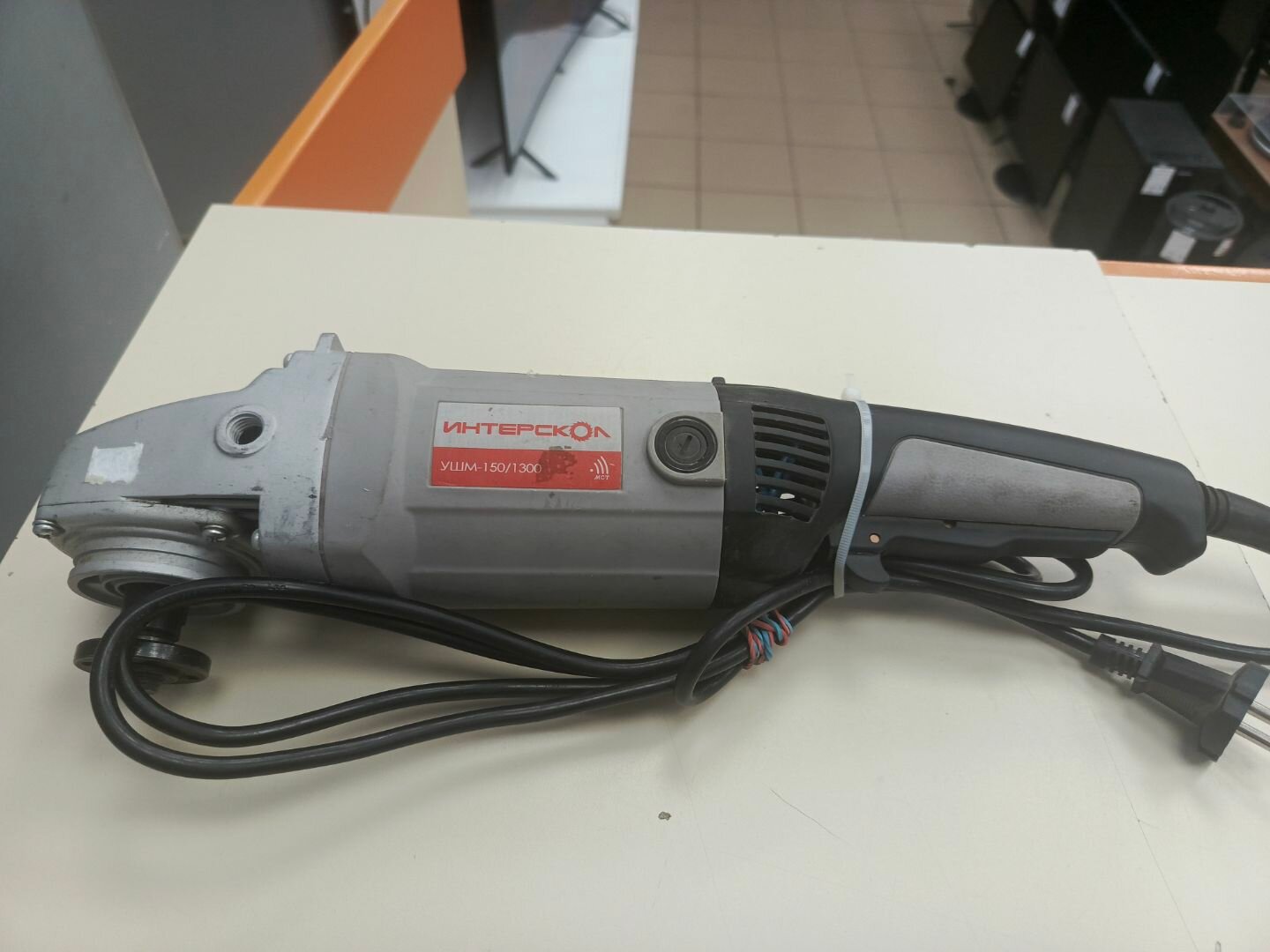 Угловая шлифовальная машина (болгарка) Интерскол УШМ-150/1300 (58.1.0.00) Б/у уценка