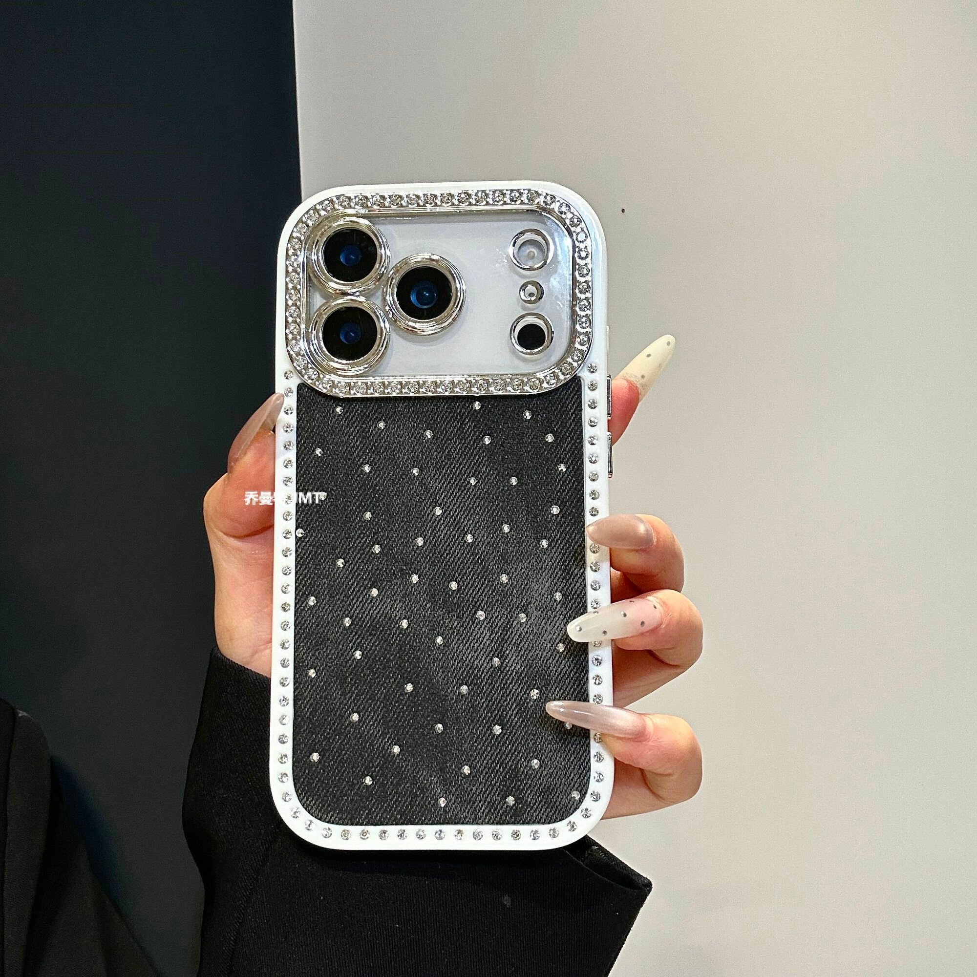 Чехол на iPhone 17 Pro Max со стразами