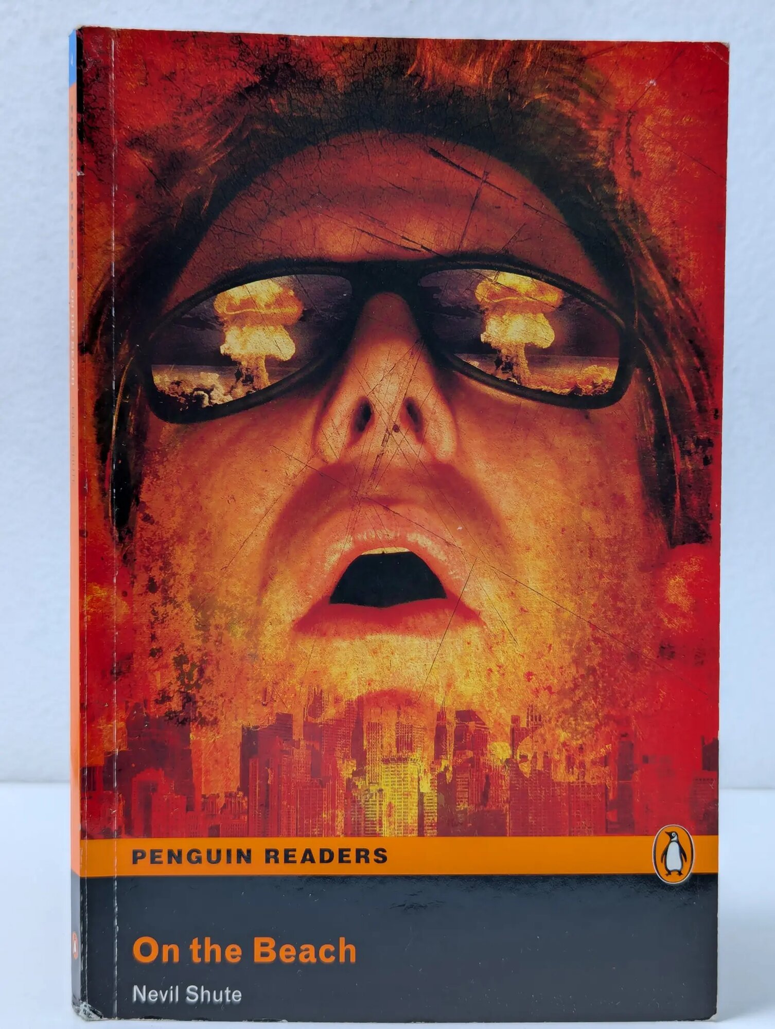 Pearson English Readers. On the Beach Шют Невил 2008