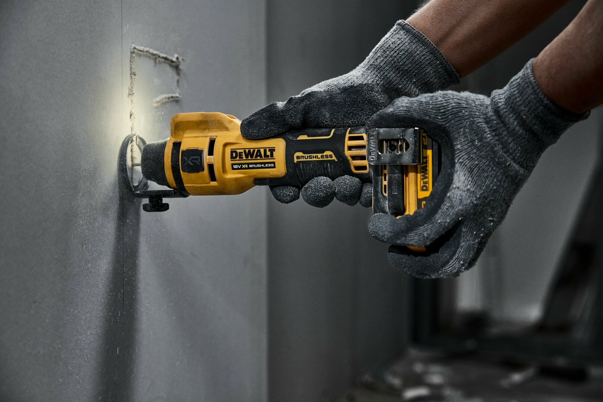 Фрезер DeWalt DCE555N-XJ — фото 1