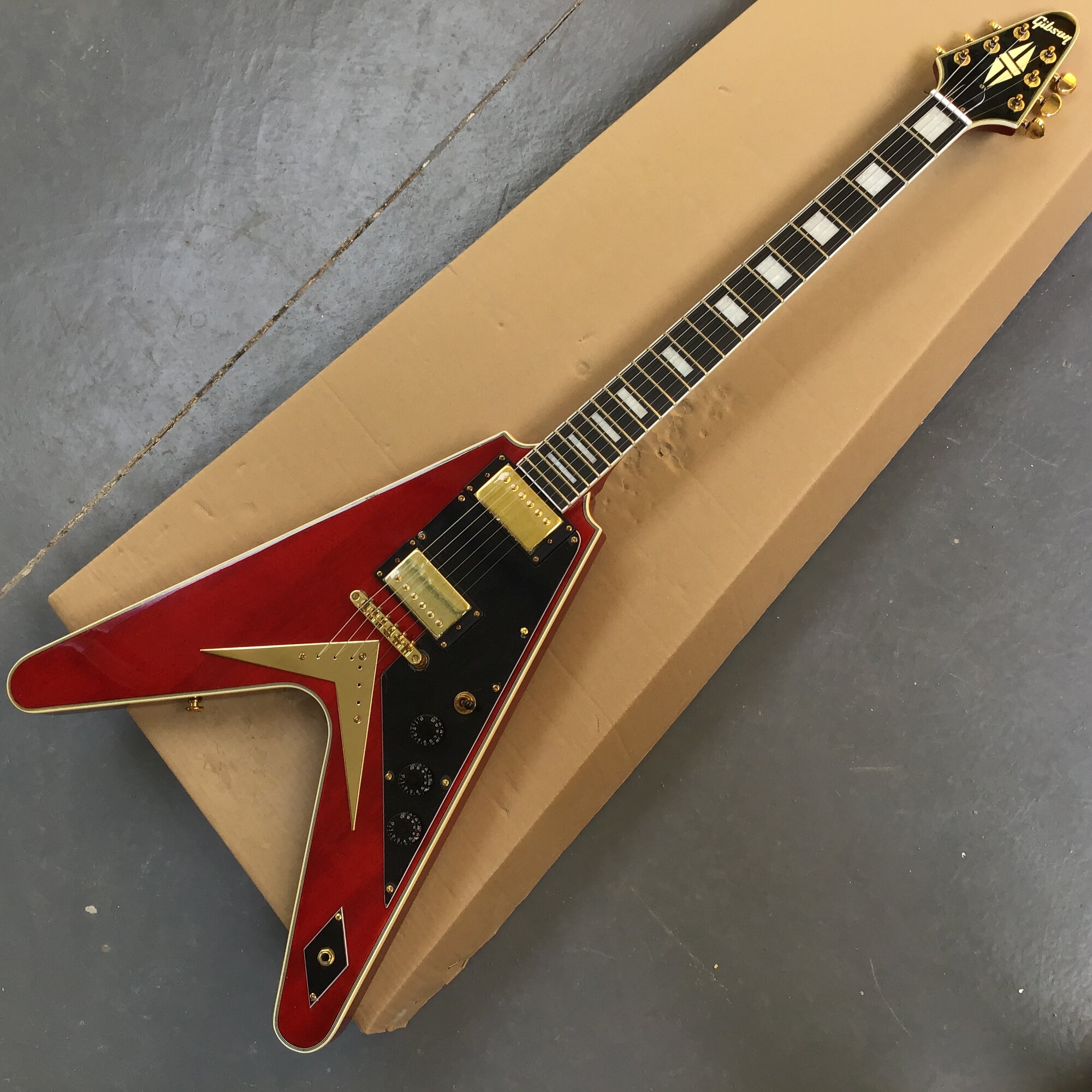 Гитара Flying V, вишнёвая, красная, золотая, HH, фиксированный бридж, красное дерево, палисандр