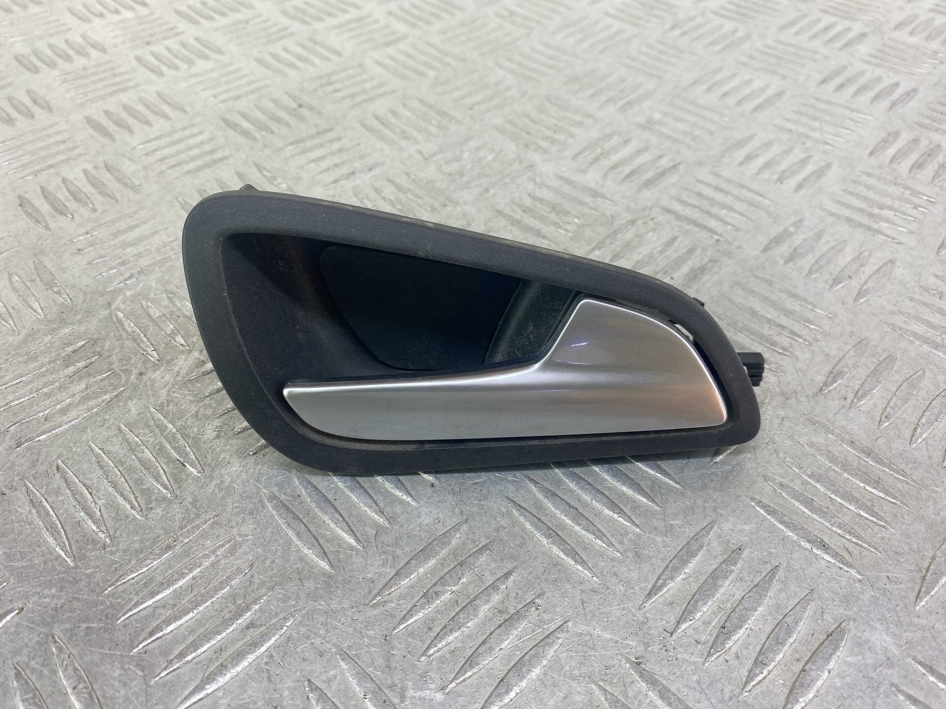 Ручка внутренняя двери передней правой Ford Focus 3 2013 AM51U22600