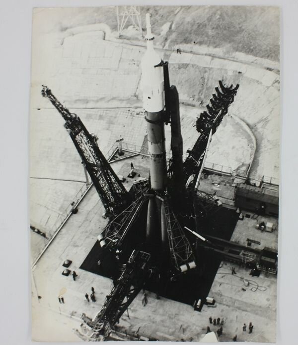Фотография подготовки к запуску ракетоносителя Союз. . 1970е годы 40х30 см