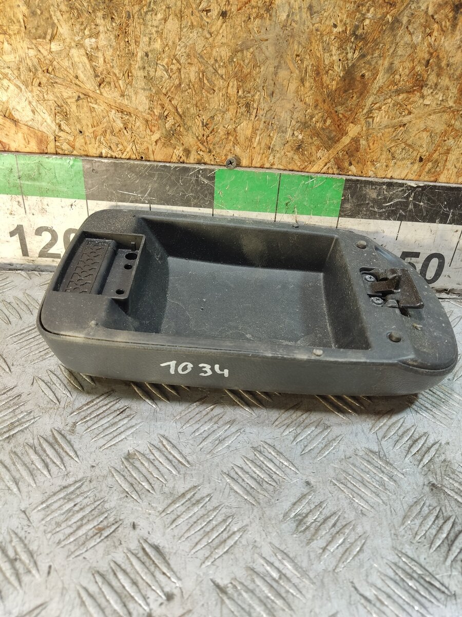 Подлокотник TOYOTA Corolla e150 5890512590B0