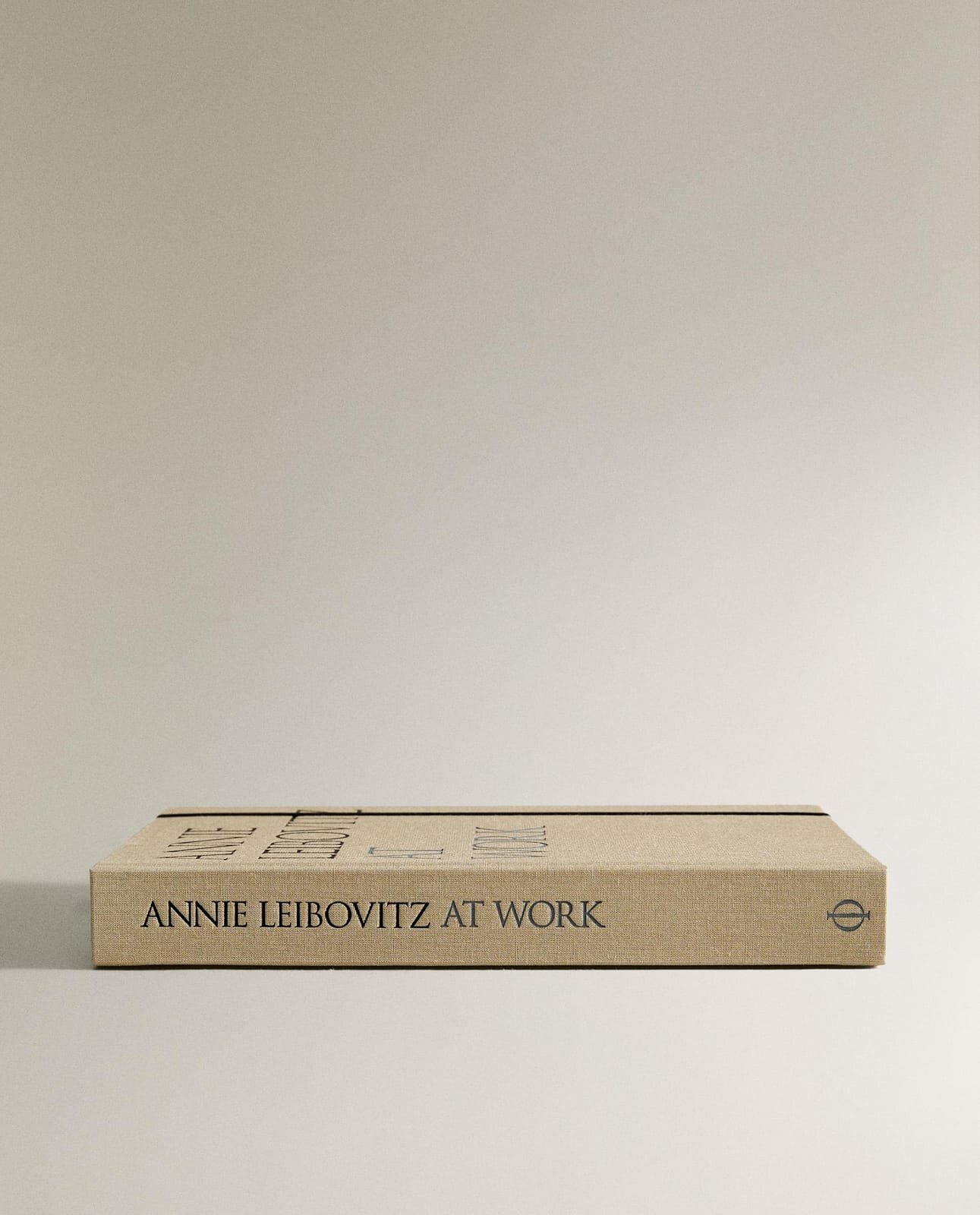 Книга ZARA HOME Annie Leibovitz at Work, светло-бежевый, 18 x 2.9 x 24 см 0342/054/052-99
