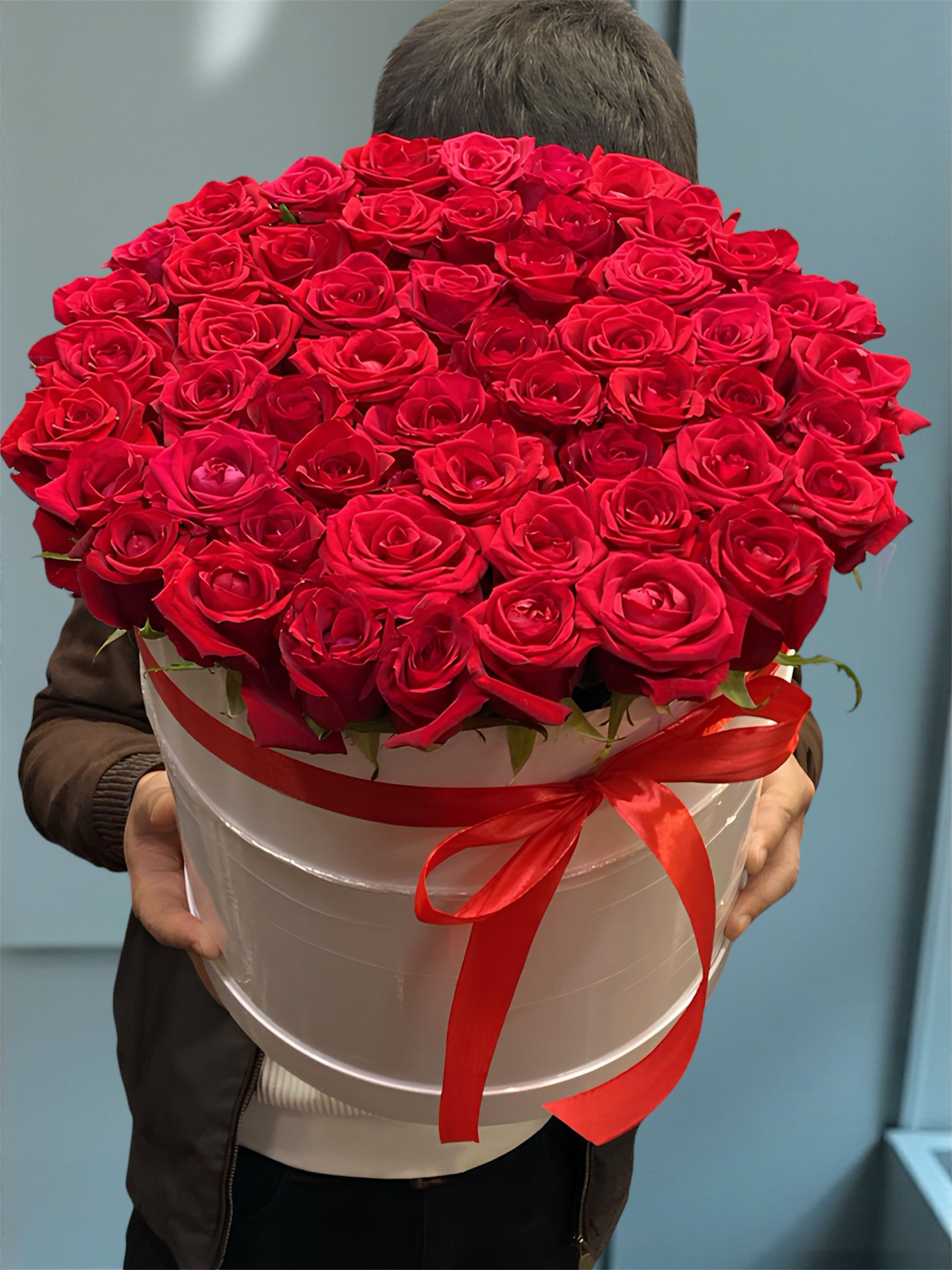 Композиция в коробке из 51 красной российской розы 50см, "Red Naomi" Ред Наоми
