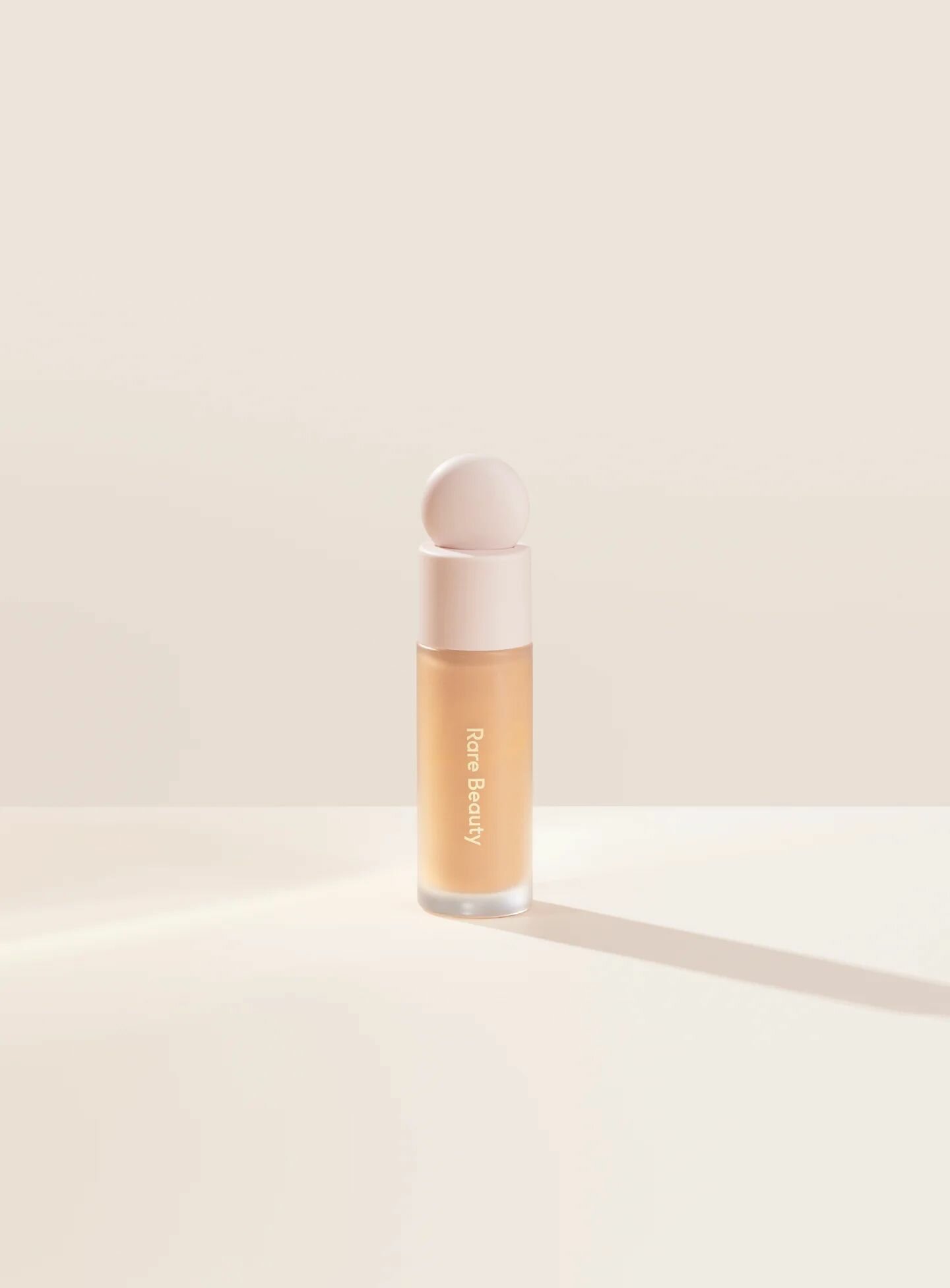 Rare Beauty Осветляющий консилер Liquid Touch Brightening Concealer (200C) 7,5 мл