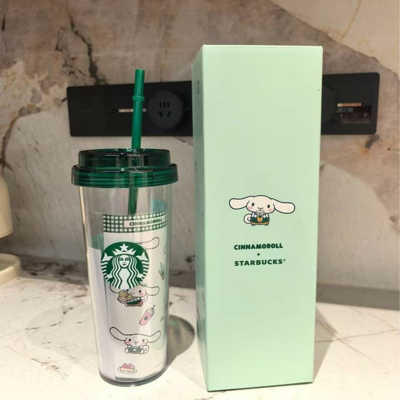 Популярный пластиковый стаканчик для кофе Starbucks объемом 850 мл с трубочкой поставляется в комплекте.