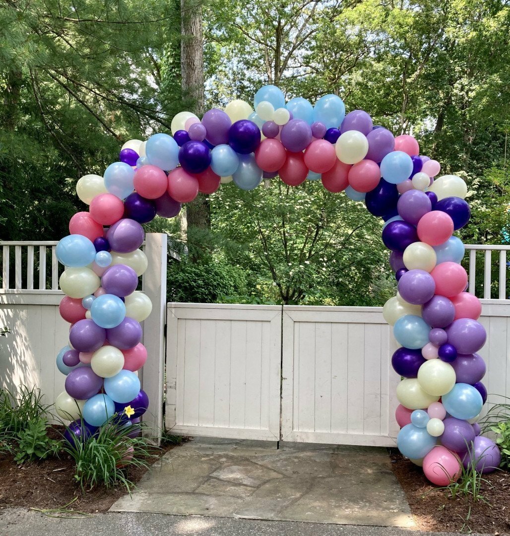 Арка из воздушных шаров на улице